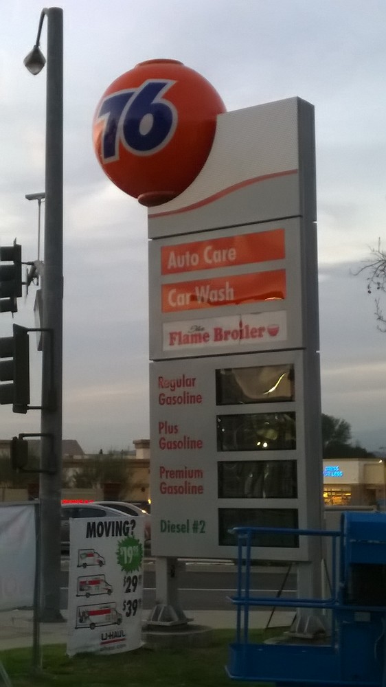 Pylon/Pole Signs